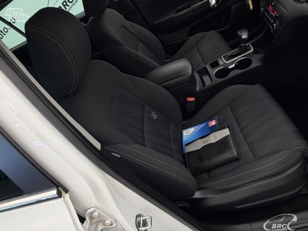 White Kia Sportage 2017 in Avizieniai, with an engine capacity of 1.70 L and mileage of 100 thousand km for 12900 €, photo 5 on AUTOMOTO.COM.LV