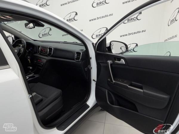White Kia Sportage 2017 in Avizieniai, with an engine capacity of 1.70 L and mileage of 100 thousand km for 12900 €, photo 8 on AUTOMOTO.COM.LV