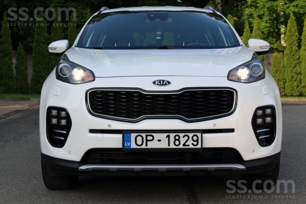 White Kia Sportage 2017 in Riga, with an engine capacity of 2.00 L and mileage of 160 thousand km for 12999 €, photo 1 on AUTOMOTO.COM.LV