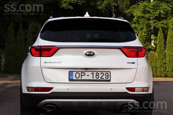 White Kia Sportage 2017 in Riga, with an engine capacity of 2.00 L and mileage of 160 thousand km for 12999 €, photo 4 on AUTOMOTO.COM.LV