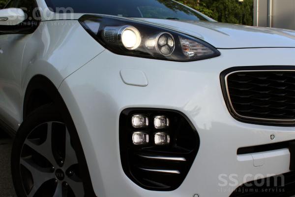 White Kia Sportage 2017 in Riga, with an engine capacity of 2.00 L and mileage of 160 thousand km for 12999 €, photo 7 on AUTOMOTO.COM.LV