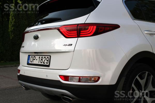White Kia Sportage 2017 in Riga, with an engine capacity of 2.00 L and mileage of 160 thousand km for 12999 €, photo 8 on AUTOMOTO.COM.LV