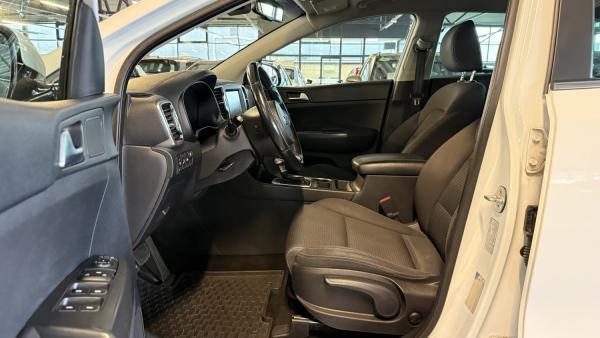 Balts Kia Sportage 2017 Rīga, ar dzinēja tilpumu 1.70 L un nobraukumu 206 tūkst. km par 850000 €, foto 9 vietnē AUTOMOTO.COM.LV