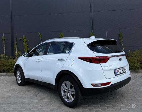White Kia Sportage 2017 in Vilnius, with an engine capacity of 1.69 L and mileage of 222 thousand km for 11200 €, photo 3 on AUTOMOTO.COM.LV