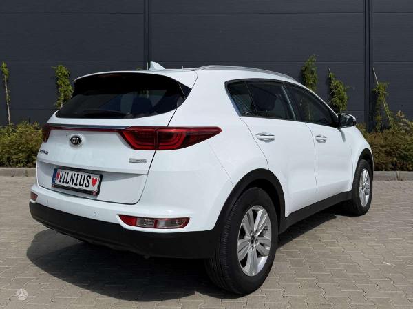 White Kia Sportage 2017 in Vilnius, with an engine capacity of 1.69 L and mileage of 222 thousand km for 11200 €, photo 4 on AUTOMOTO.COM.LV