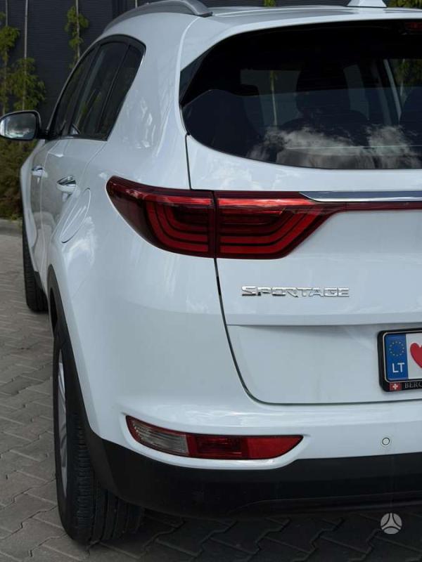 White Kia Sportage 2017 in Vilnius, with an engine capacity of 1.69 L and mileage of 222 thousand km for 11200 €, photo 7 on AUTOMOTO.COM.LV