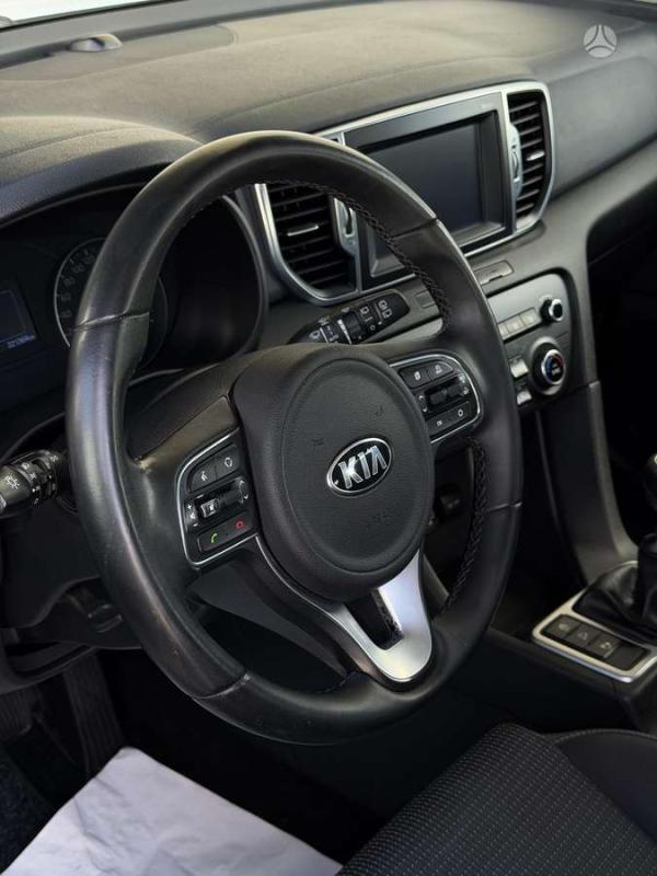 White Kia Sportage 2017 in Vilnius, with an engine capacity of 1.69 L and mileage of 222 thousand km for 11200 €, photo 9 on AUTOMOTO.COM.LV