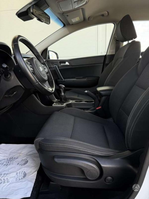 White Kia Sportage 2017 in Vilnius, with an engine capacity of 1.69 L and mileage of 222 thousand km for 11200 €, photo 10 on AUTOMOTO.COM.LV