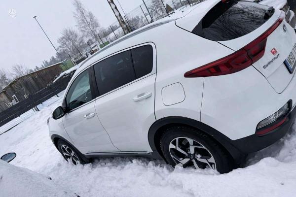 White Kia Sportage 2018 in Salcininkai, with an engine capacity of 1.60 L and mileage of 217 thousand km for 7000 €, photo 2 on AUTOMOTO.COM.LV
