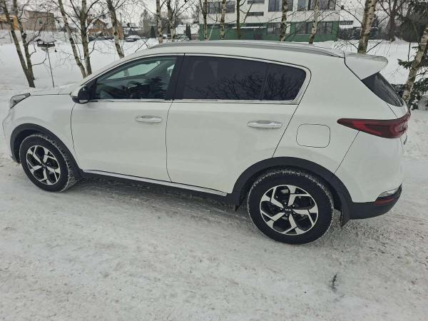 White Kia Sportage 2018 in Marijampole, with an engine capacity of 1.60 L and mileage of 216 thousand km for 10950 €, photo 5 on AUTOMOTO.COM.LV