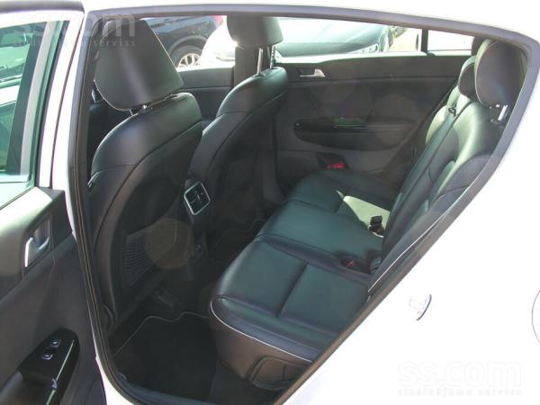White Kia Sportage 2018 in Riga, with an engine capacity of 2.00 L and mileage of 119 thousand km for 15490 €, photo 10 on AUTOMOTO.COM.LV