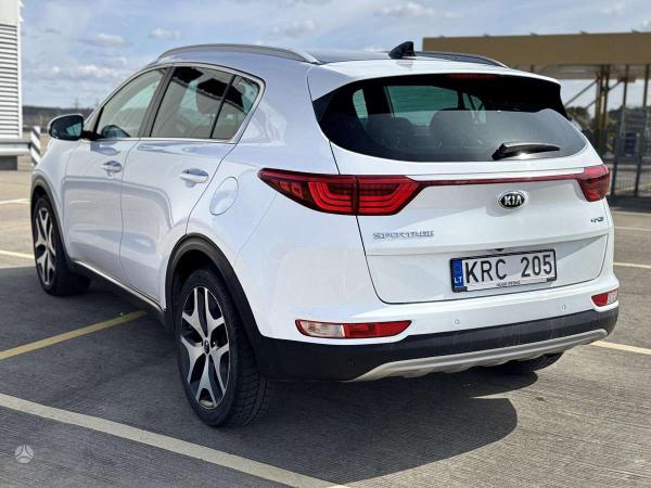 White Kia Sportage 2018 in Vilnius, with an engine capacity of 1.69 L and mileage of 137 thousand km for 14350 €, photo 4 on AUTOMOTO.COM.LV