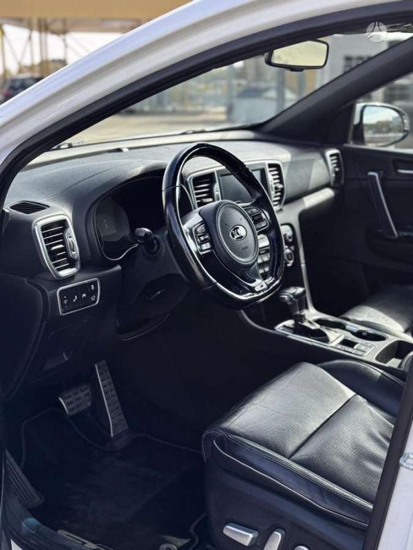 White Kia Sportage 2018 in Vilnius, with an engine capacity of 1.69 L and mileage of 137 thousand km for 14350 €, photo 6 on AUTOMOTO.COM.LV
