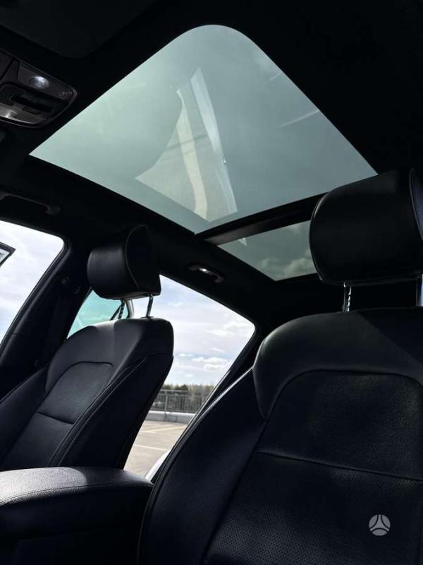 White Kia Sportage 2018 in Vilnius, with an engine capacity of 1.69 L and mileage of 137 thousand km for 14350 €, photo 8 on AUTOMOTO.COM.LV