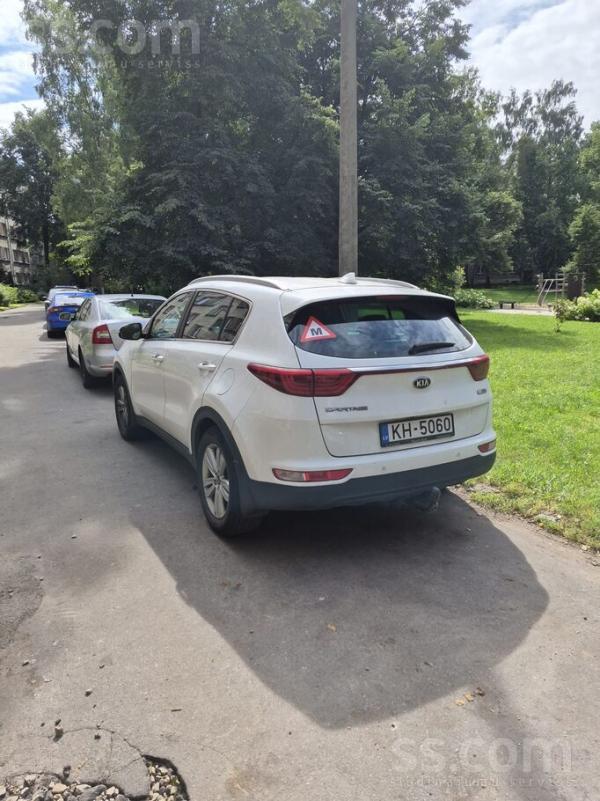 White Kia Sportage 2018 in Riga, with an engine capacity of 1.60 L and mileage of 152 thousand km for 14000 €, photo 7 on AUTOMOTO.COM.LV