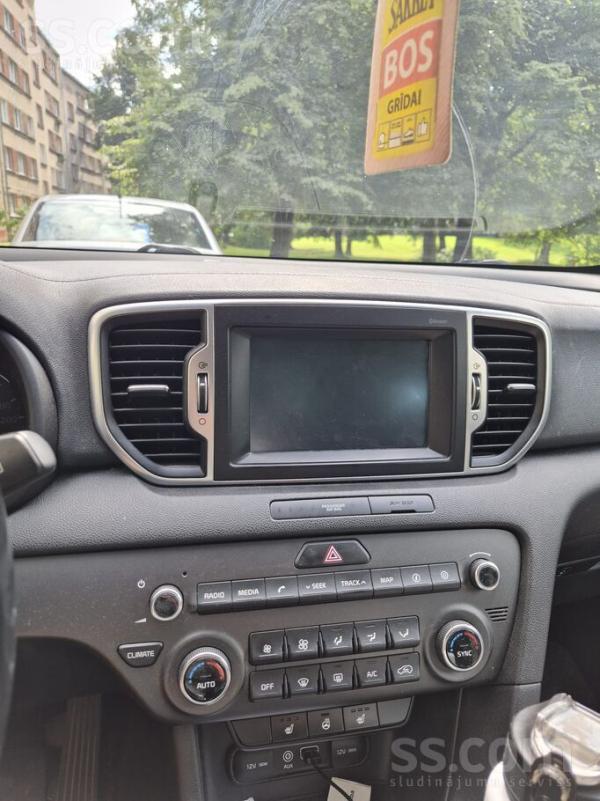White Kia Sportage 2018 in Riga, with an engine capacity of 1.60 L and mileage of 152 thousand km for 12000 €, photo 8 on AUTOMOTO.COM.LV