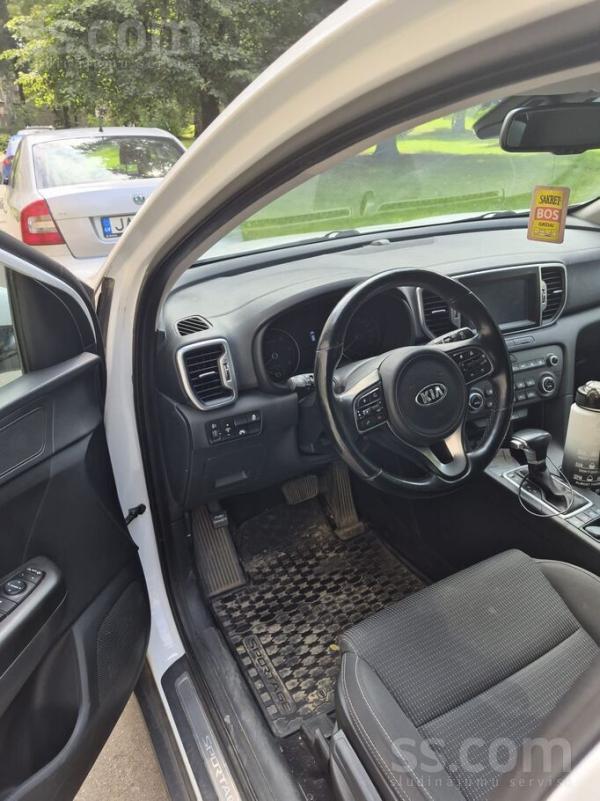 White Kia Sportage 2018 in Riga, with an engine capacity of 1.60 L and mileage of 152 thousand km for 12000 €, photo 10 on AUTOMOTO.COM.LV