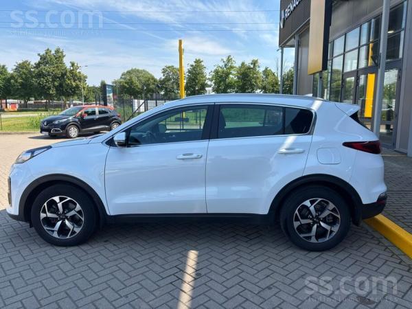 White Kia Sportage 2019 in Liepaja, with an engine capacity of 1.60 L and mileage of 52 thousand km for 15950 €, photo 3 on AUTOMOTO.COM.LV