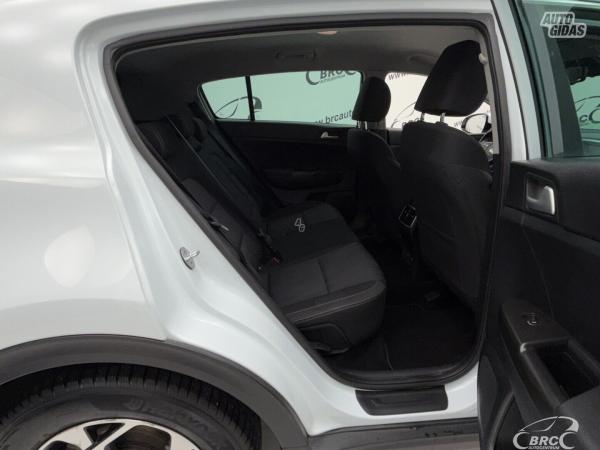 White Kia Sportage 2019 in Avizieniai, with an engine capacity of 1.60 L and mileage of 275 thousand km for 12900 €, photo 9 on AUTOMOTO.COM.LV