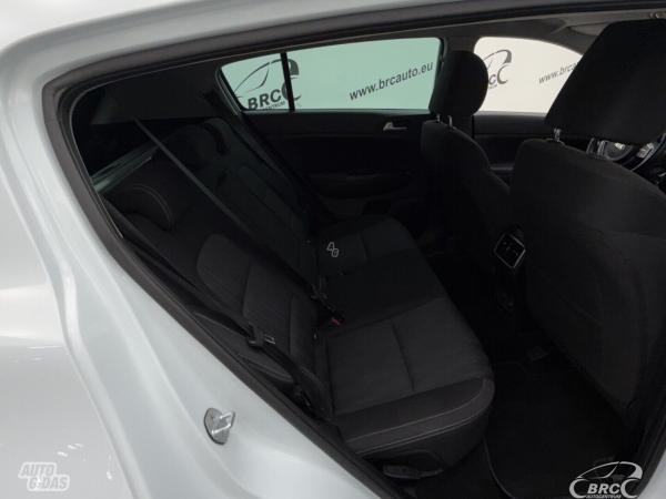 White Kia Sportage 2019 in Avizieniai, with an engine capacity of 1.60 L and mileage of 275 thousand km for 12900 €, photo 10 on AUTOMOTO.COM.LV