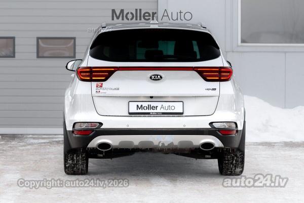 White Kia Sportage 2019 in Jelgava, with an engine capacity of 1.70 L and mileage of 148 thousand km for 13424 €, photo 4 on AUTOMOTO.COM.LV