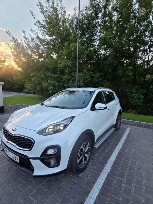 White Kia Sportage 2020 in Panevezys, with an engine capacity of 1.59 L and mileage of 43 thousand km for 20350 €, photo 1 on AUTOMOTO.COM.LV