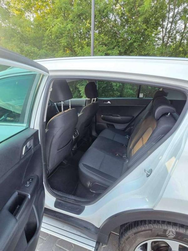 White Kia Sportage 2020 in Panevezys, with an engine capacity of 1.59 L and mileage of 43 thousand km for 20350 €, photo 4 on AUTOMOTO.COM.LV