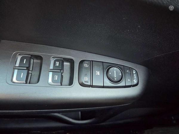 White Kia Sportage 2020 in Panevezys, with an engine capacity of 1.59 L and mileage of 43 thousand km for 20350 €, photo 6 on AUTOMOTO.COM.LV
