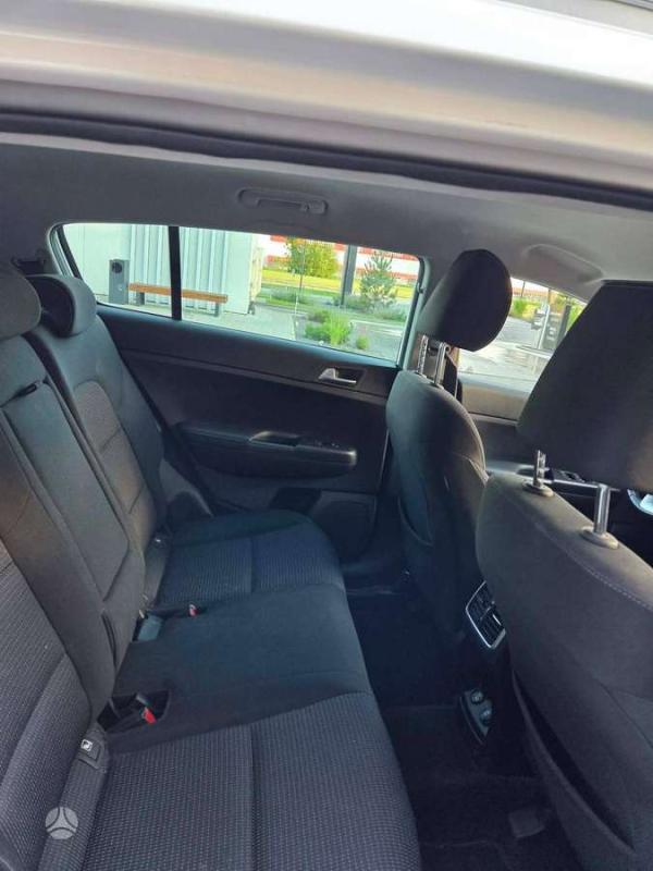 White Kia Sportage 2020 in Panevezys, with an engine capacity of 1.59 L and mileage of 43 thousand km for 20350 €, photo 8 on AUTOMOTO.COM.LV