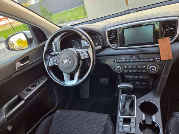 White Kia Sportage 2020 in Panevezys, with an engine capacity of 1.59 L and mileage of 43 thousand km for 20350 €, photo 9 on AUTOMOTO.COM.LV