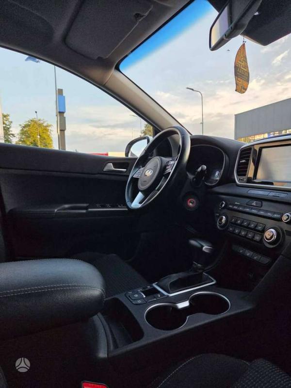 White Kia Sportage 2020 in Panevezys, with an engine capacity of 1.59 L and mileage of 43 thousand km for 20350 €, photo 10 on AUTOMOTO.COM.LV