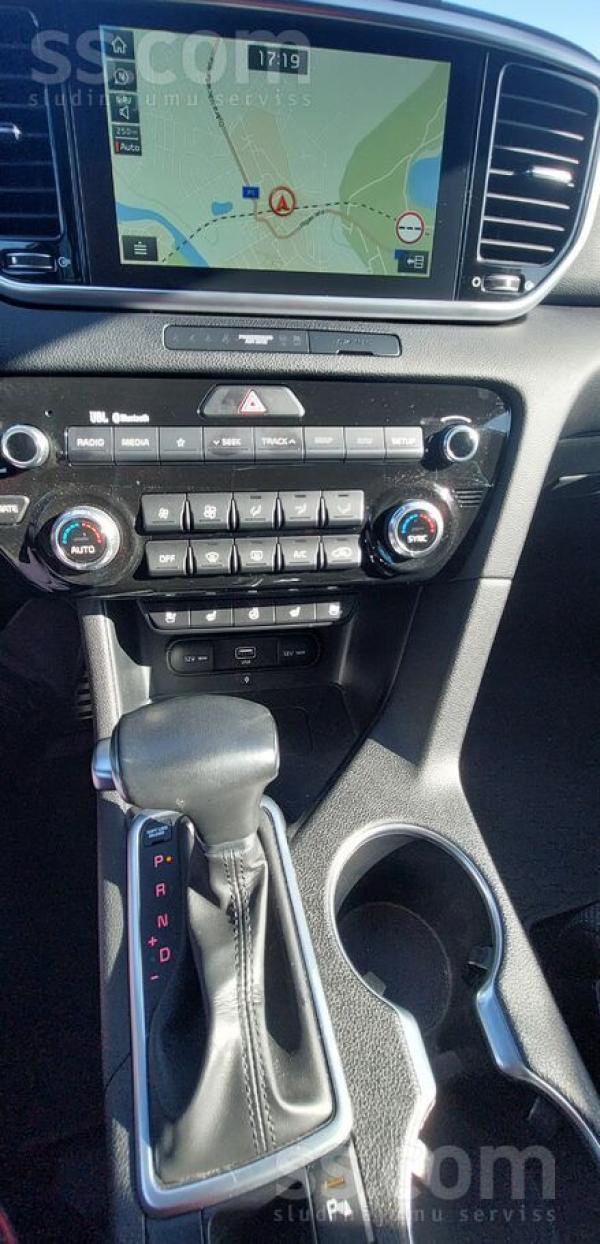 White Kia Sportage 2021 in Riga, with an engine capacity of 1.60 L and mileage of 73 thousand km for 18900 €, photo 8 on AUTOMOTO.COM.LV
