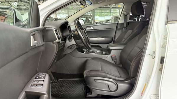 Balts Kia Sportage 2021 Rīga, ar dzinēja tilpumu 1.60 L un nobraukumu 117 tūkst. km par 1590000 €, foto 9 vietnē AUTOMOTO.COM.LV