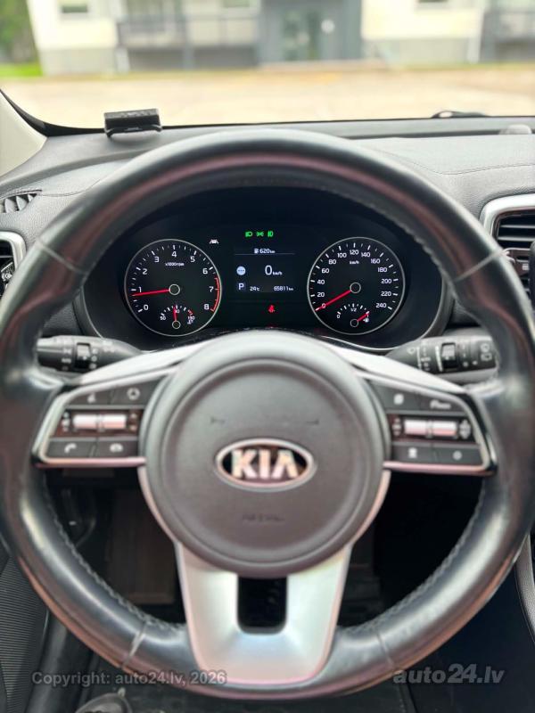 White Kia Sportage 2021 in Tallinn, with an engine capacity of 1.60 L and mileage of 66 thousand km for 18000 €, photo 2 on AUTOMOTO.COM.LV