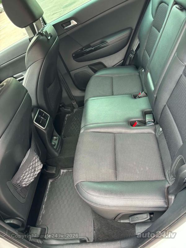 White Kia Sportage 2021 in Tallinn, with an engine capacity of 1.60 L and mileage of 66 thousand km for 18000 €, photo 6 on AUTOMOTO.COM.LV