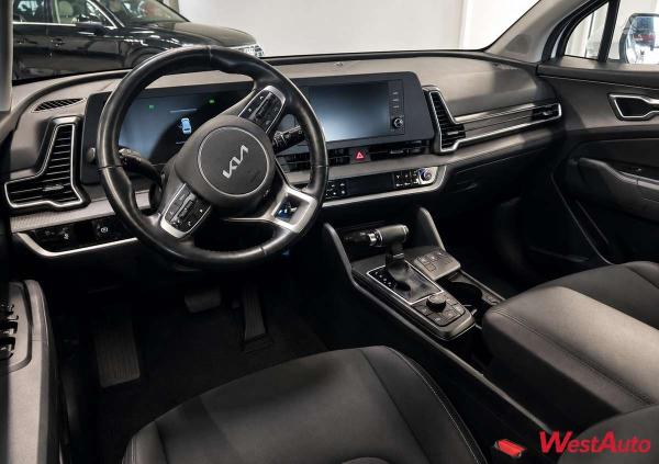 White Kia Sportage 2022 in Klaipeda, with an engine capacity of 1.60 L and mileage of 126 thousand km for 21556 €, photo 2 on AUTOMOTO.COM.LV