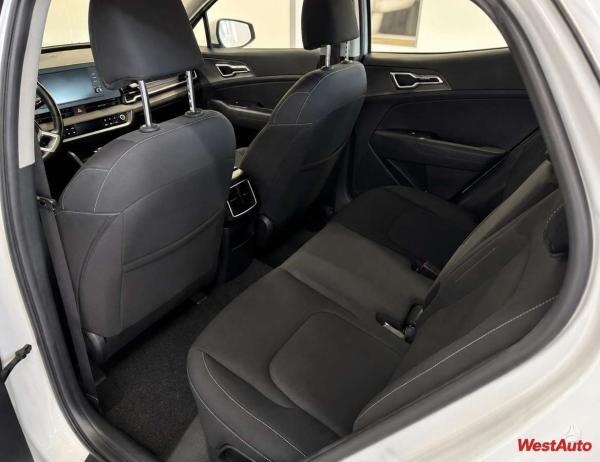 White Kia Sportage 2022 in Klaipeda, with an engine capacity of 1.60 L and mileage of 126 thousand km for 21556 €, photo 3 on AUTOMOTO.COM.LV