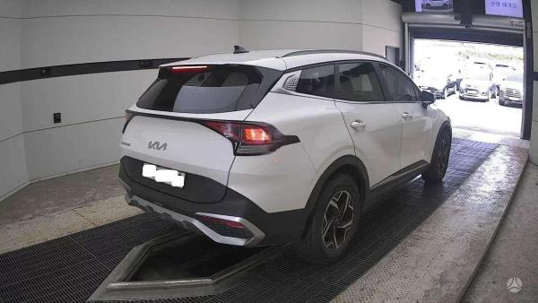 White Kia Sportage 2022 in Vilnius, with an engine capacity of 1.60 L and mileage of 126 thousand km for 19190 €, photo 2 on AUTOMOTO.COM.LV