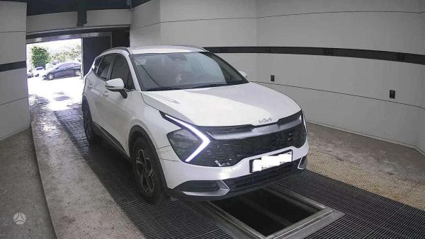 White Kia Sportage 2022 in Vilnius, with an engine capacity of 1.60 L and mileage of 126 thousand km for 19190 €, photo 3 on AUTOMOTO.COM.LV