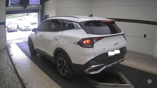 White Kia Sportage 2022 in Vilnius, with an engine capacity of 1.60 L and mileage of 126 thousand km for 19190 €, photo 4 on AUTOMOTO.COM.LV