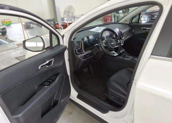 White Kia Sportage 2022 in Vilnius, with an engine capacity of 1.60 L and mileage of 126 thousand km for 19190 €, photo 5 on AUTOMOTO.COM.LV