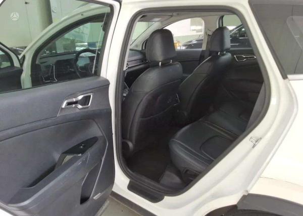 White Kia Sportage 2022 in Vilnius, with an engine capacity of 1.60 L and mileage of 126 thousand km for 19190 €, photo 6 on AUTOMOTO.COM.LV