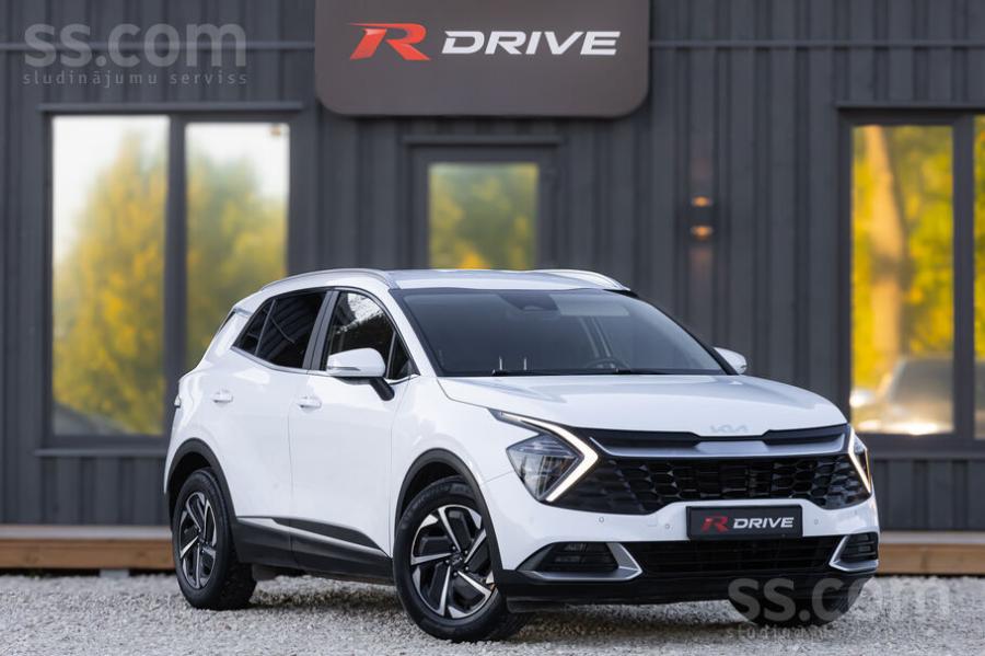 White Kia Sportage 2022 in Jelgava, with an engine capacity of 1.60 L and mileage of 225 thousand km for 16300 €, photo 1 on AUTOMOTO.COM.LV