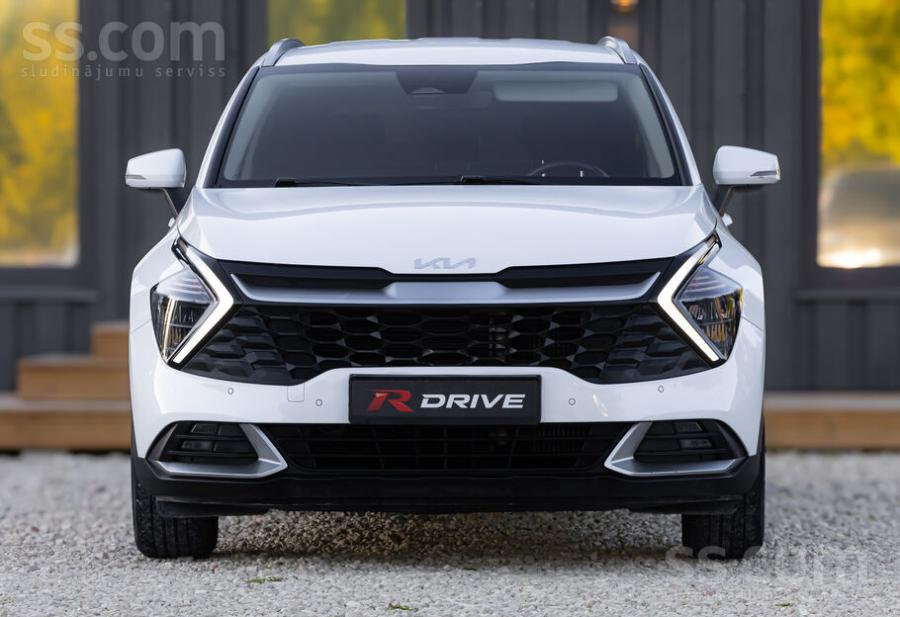 White Kia Sportage 2022 in Jelgava, with an engine capacity of 1.60 L and mileage of 225 thousand km for 16300 €, photo 4 on AUTOMOTO.COM.LV