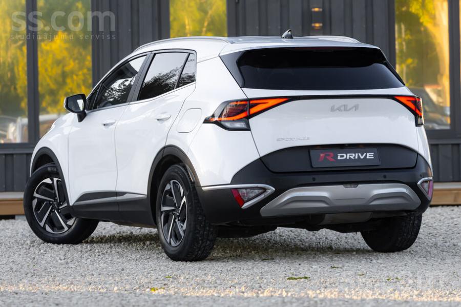 White Kia Sportage 2022 in Jelgava, with an engine capacity of 1.60 L and mileage of 225 thousand km for 16300 €, photo 6 on AUTOMOTO.COM.LV