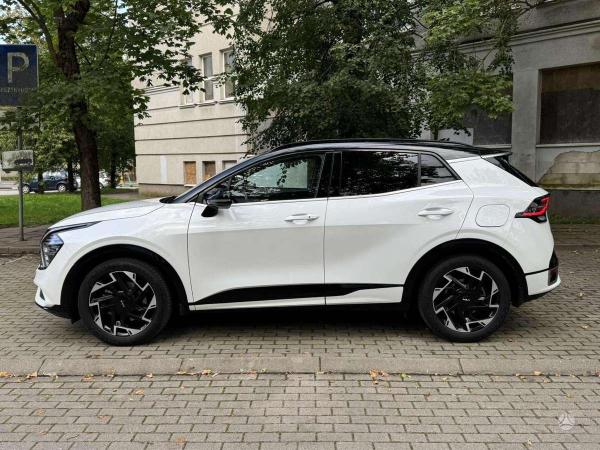 White Kia Sportage 2023 in Klaipeda, with an engine capacity of 1.60 L and mileage of 45 thousand km for 29000 €, photo 3 on AUTOMOTO.COM.LV