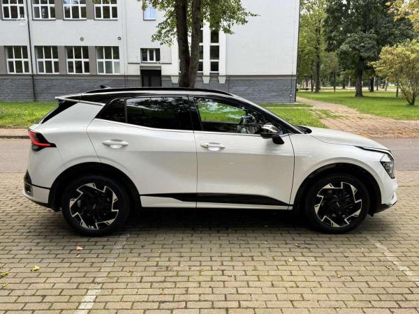 White Kia Sportage 2023 in Klaipeda, with an engine capacity of 1.60 L and mileage of 45 thousand km for 29000 €, photo 4 on AUTOMOTO.COM.LV