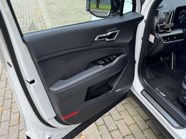 White Kia Sportage 2023 in Klaipeda, with an engine capacity of 1.60 L and mileage of 45 thousand km for 29000 €, photo 7 on AUTOMOTO.COM.LV
