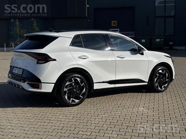 White Kia Sportage 2023 in Riga, with an engine capacity of 1.60 L and mileage of 25 thousand km for 29930 €, photo 2 on AUTOMOTO.COM.LV