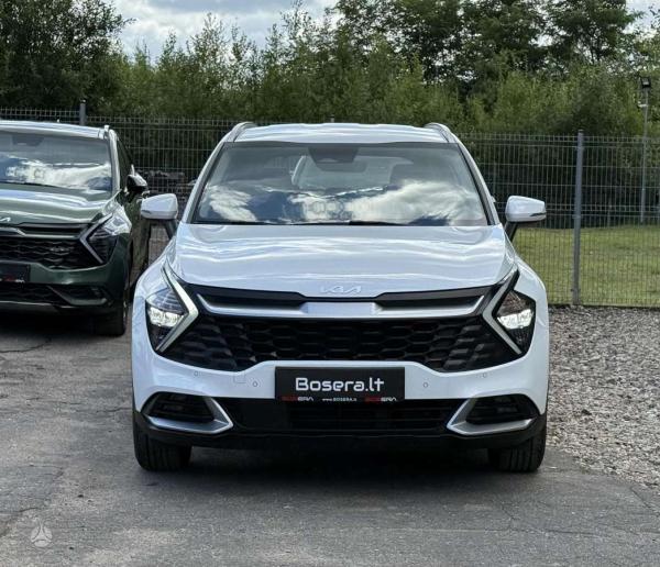 White Kia Sportage 2023 in Vilnius, with an engine capacity of 1.60 L and mileage of 161 thousand km for 19990 €, photo 2 on AUTOMOTO.COM.LV